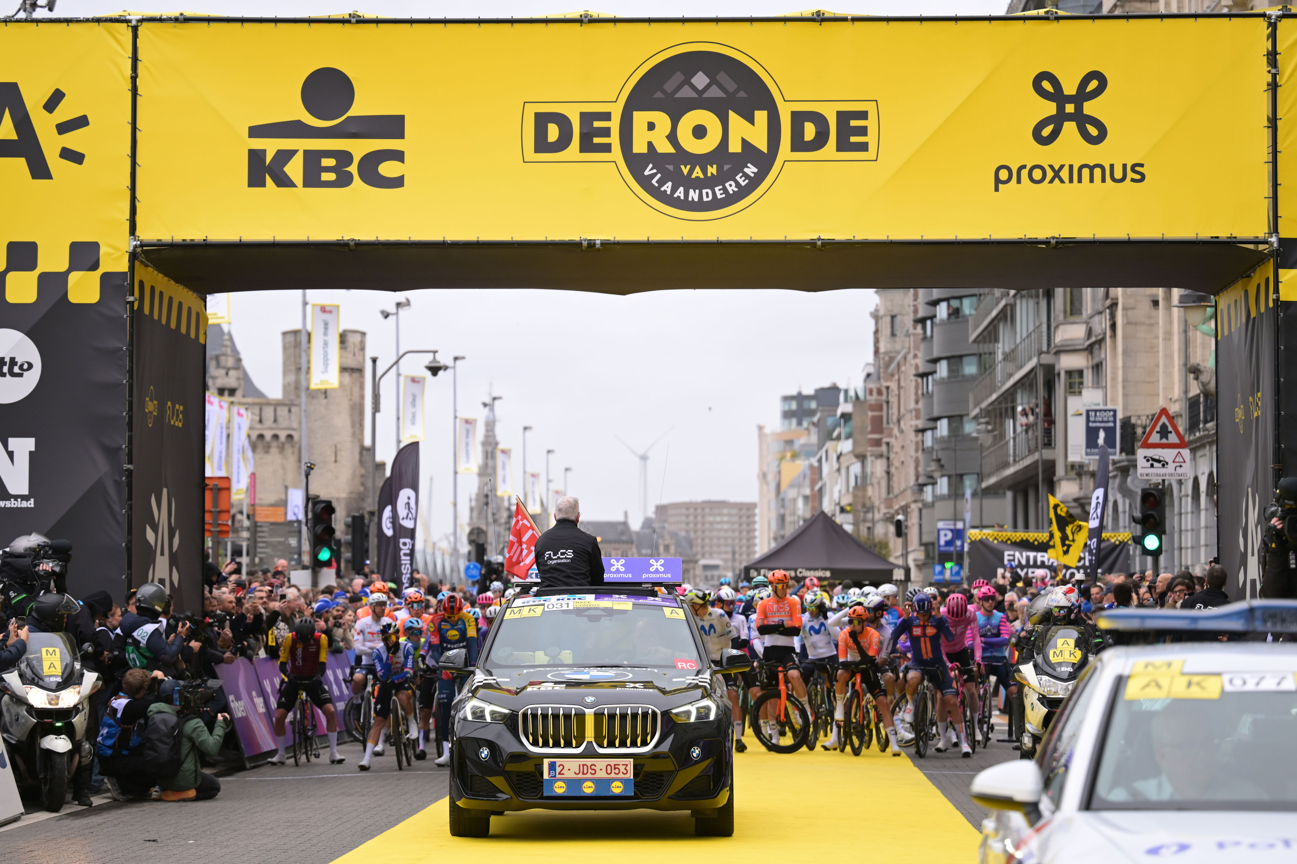 Tour des Flandres - Une foule nombreuse pour assister au départ du Tour ...