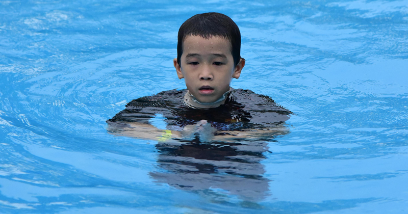 Neighbor parents tell their 7-year-old it's okay to sneak into the pool ...