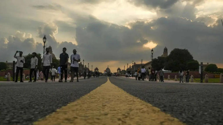 Delhi weather today: Cloud cover, rain, and strong winds continue, IMD ...