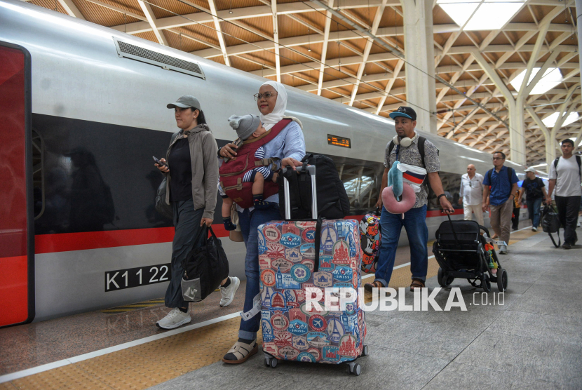 Whoosh berhenti di Kopo, KCIC jamin keamanan operasional Whoosh saat ...
