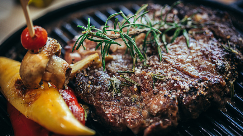 14 signs you're eating at a quality steakhouse