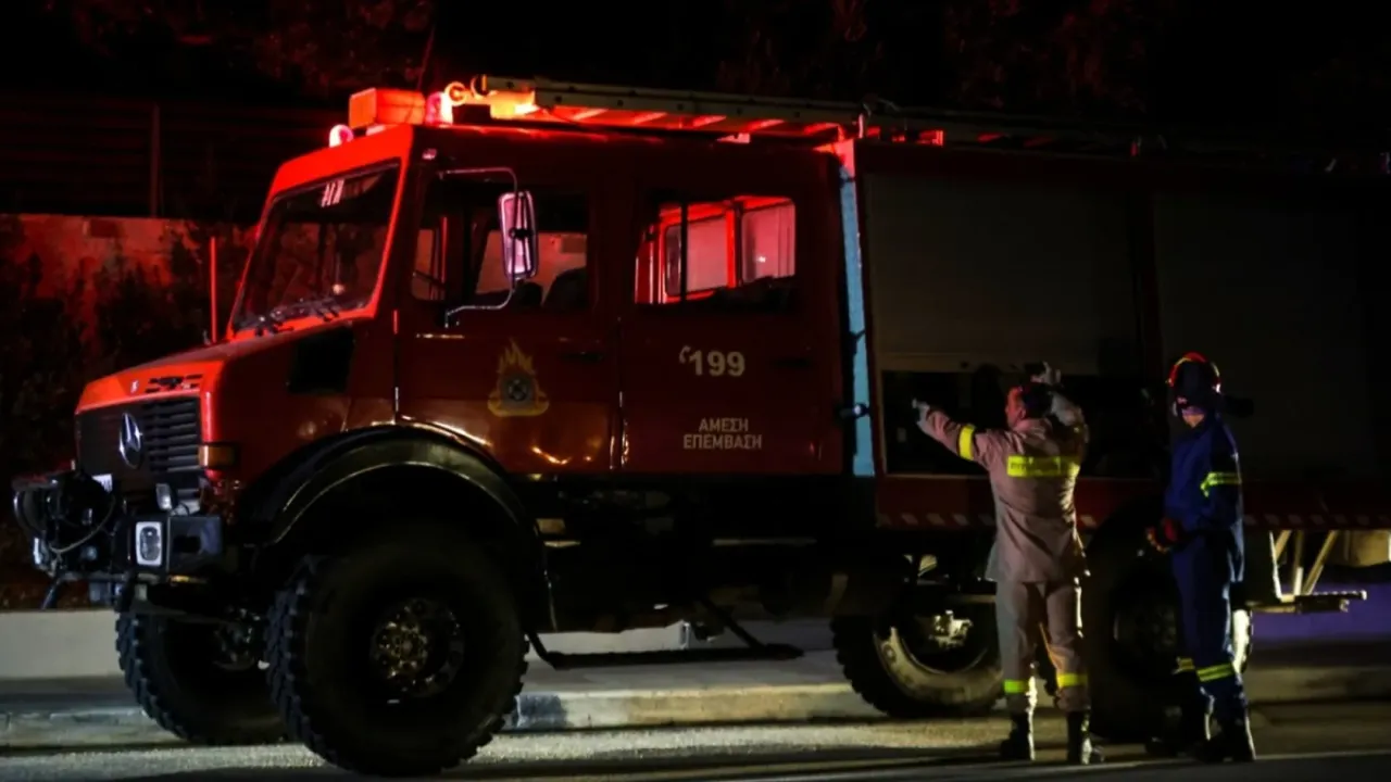 Φωτιά σε διαμέρισμα στον Κολωνό - Μια γυναίκα έχει μεταφερθεί με ...