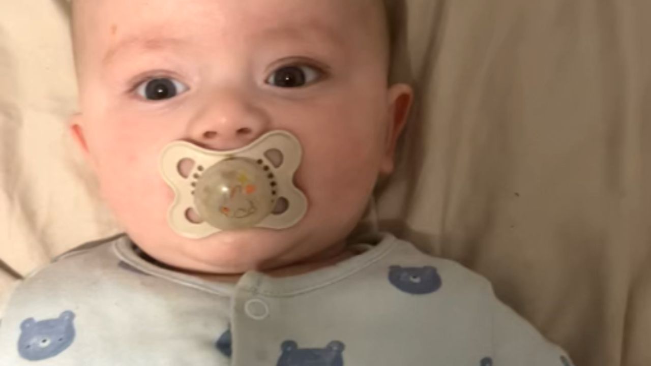 Adorable baby gets hilariously startled when mom suddenly laughs at her ...