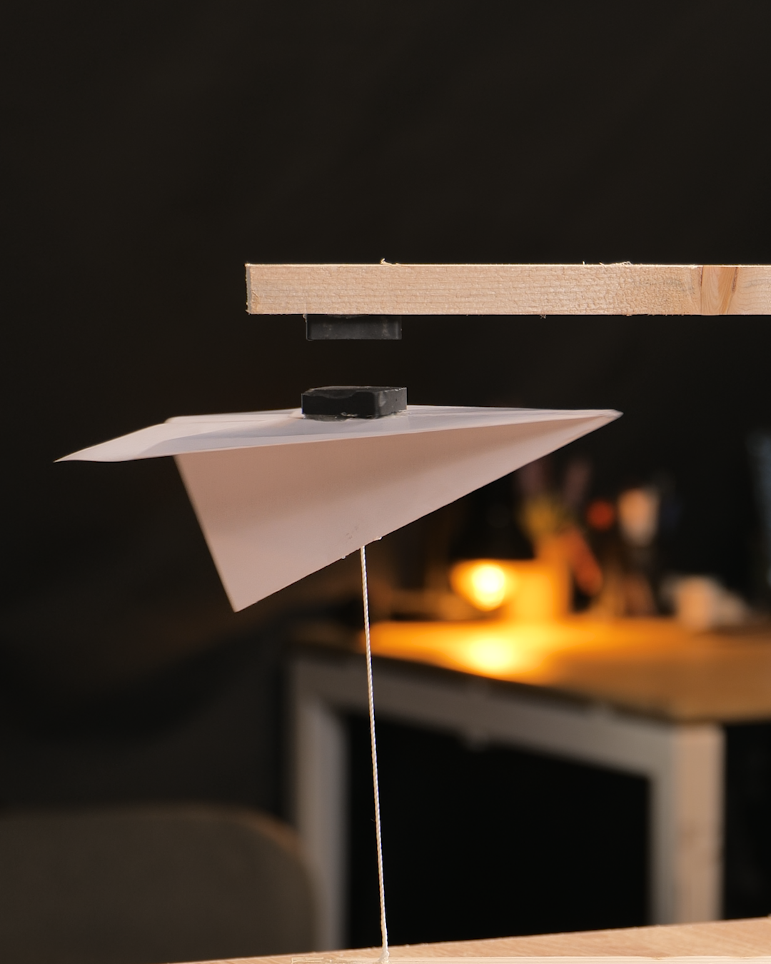 Este avión de papel flota