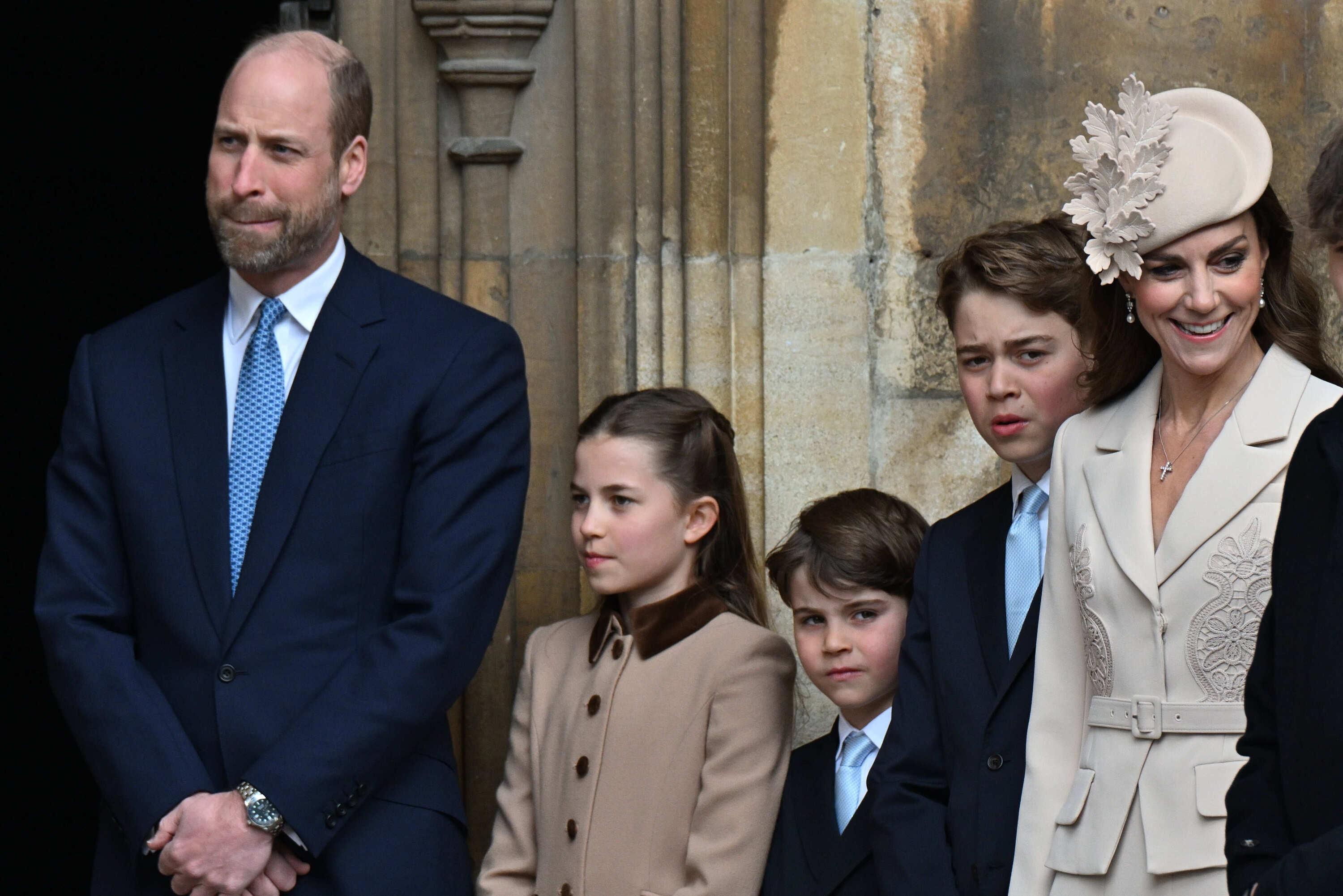 Harriet Sperling en robe bleu à pois : la future épouse de Peter ...