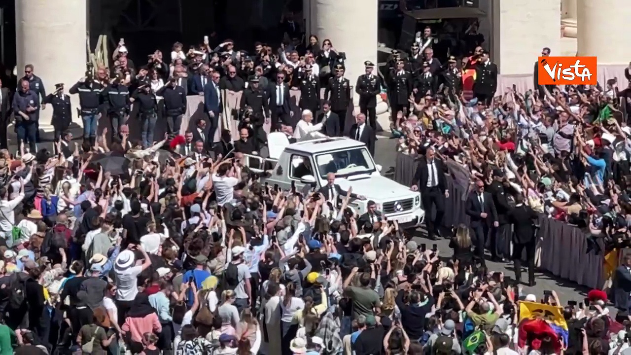 Il giro in papamobile di Leone XIV in piazza San Pietro dopo la messa ...