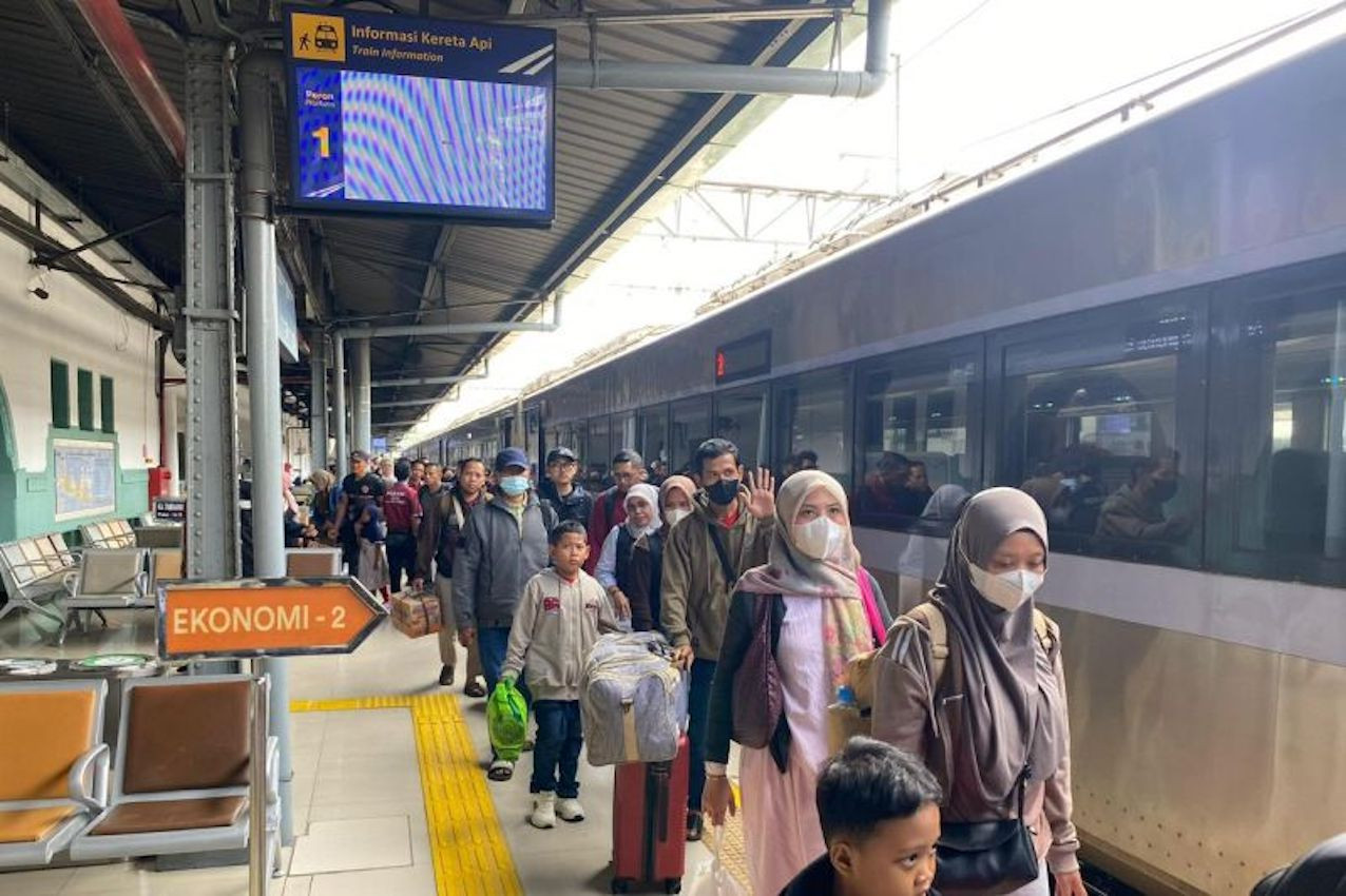 Puncak arus balik Paskah, 44 ribu penumpang kereta api tiba di Jakarta ...