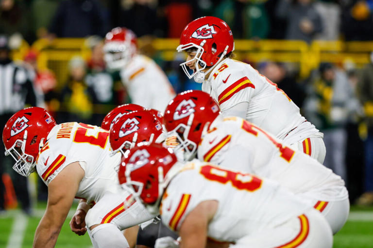 Mock draft pitches Chiefs to trade up with AFC West rival