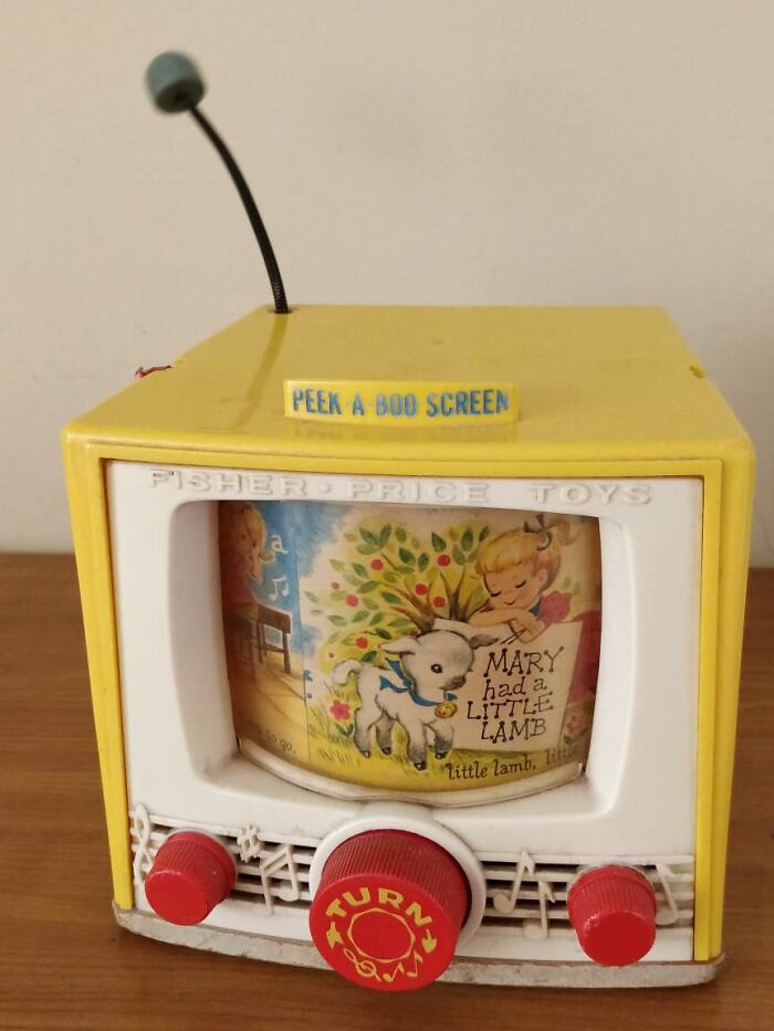 From key to radio: People share antique things in their houses