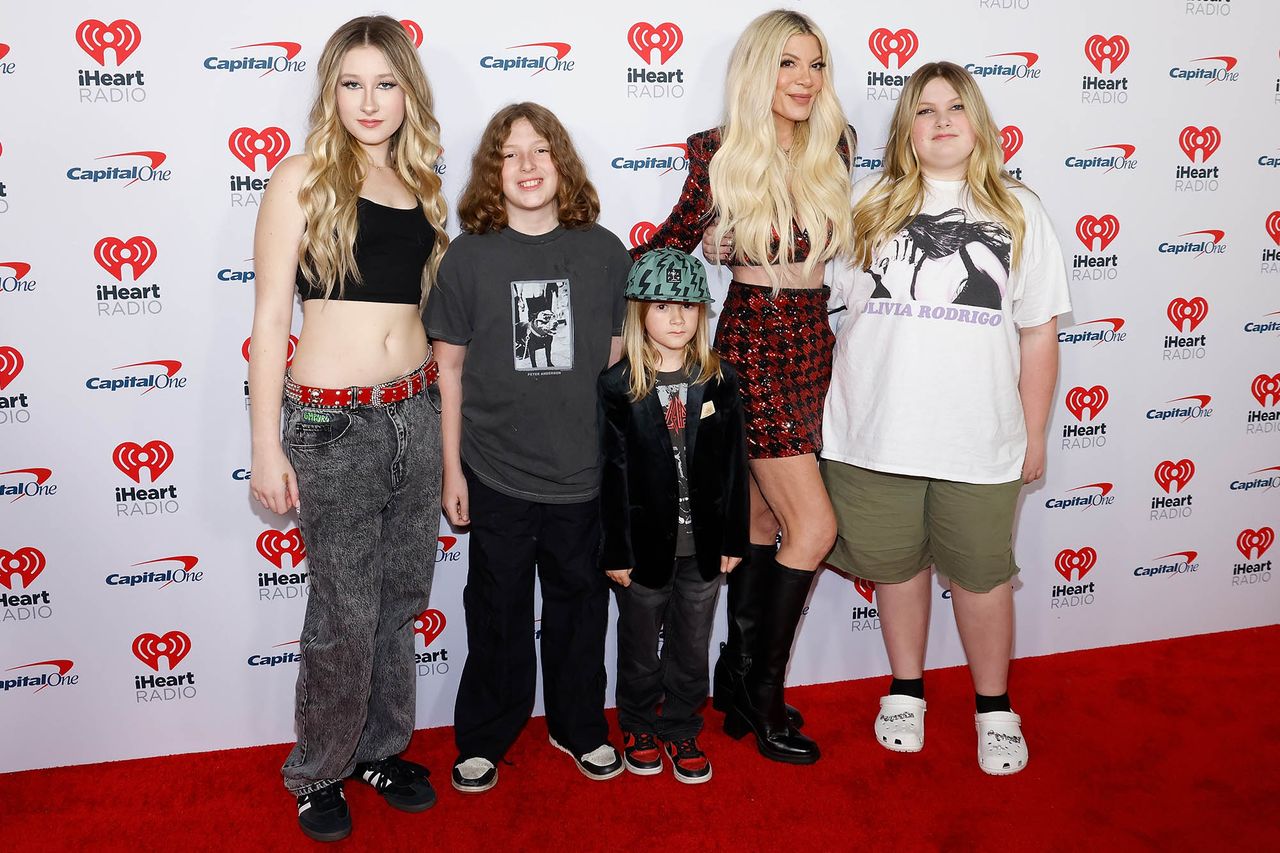 Tori Spelling and 4 of her kids hospitalized after car hit by driver ...