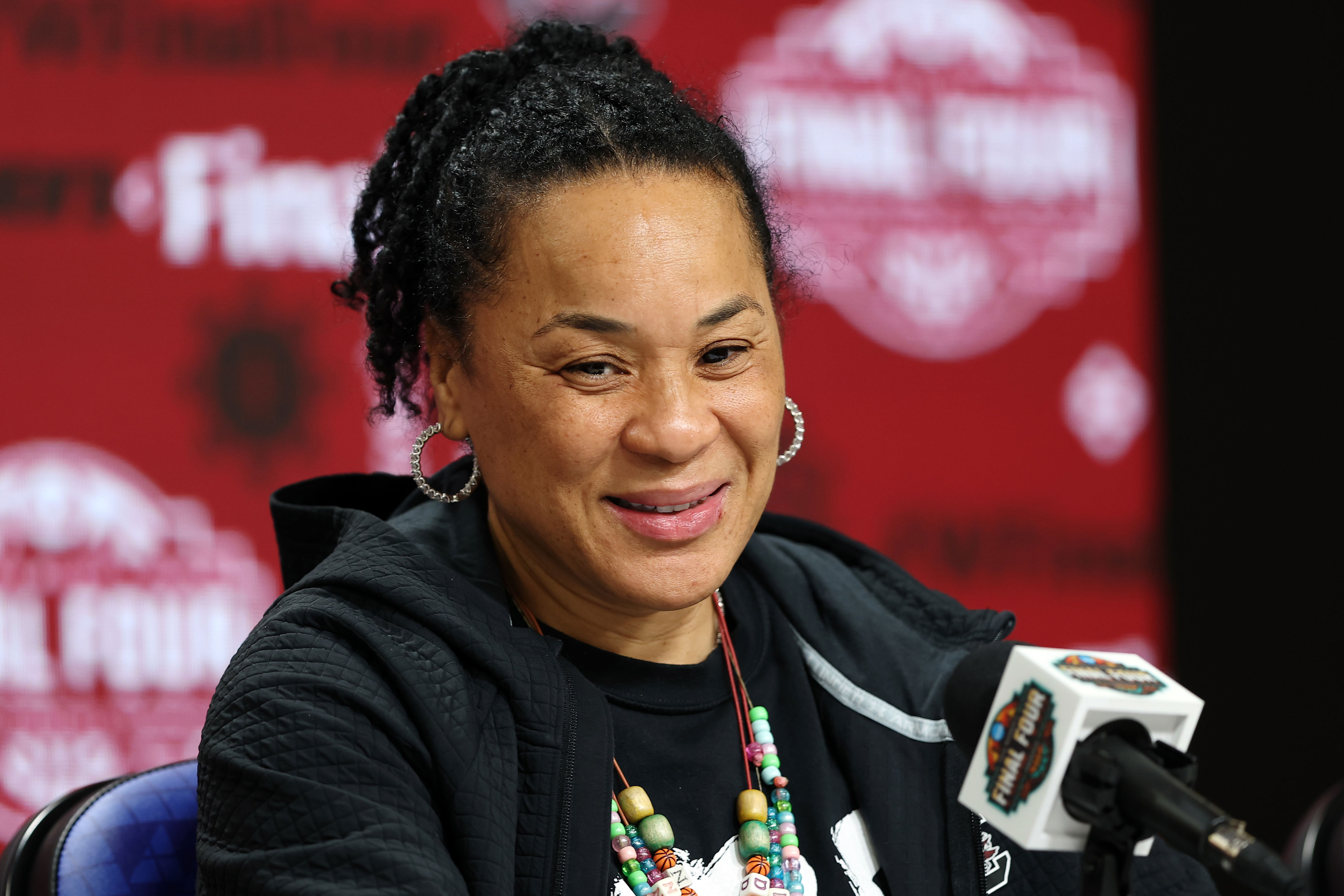 Dawn Staley, entrenadora de Carolina del Sur: 5 preguntas que necesitas ...