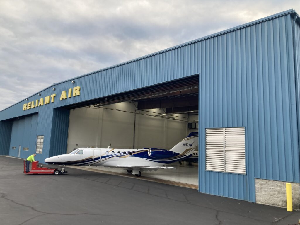 Dans la Manche, l’aéroport de Cherbourg s’agrandit avec un hangar ...