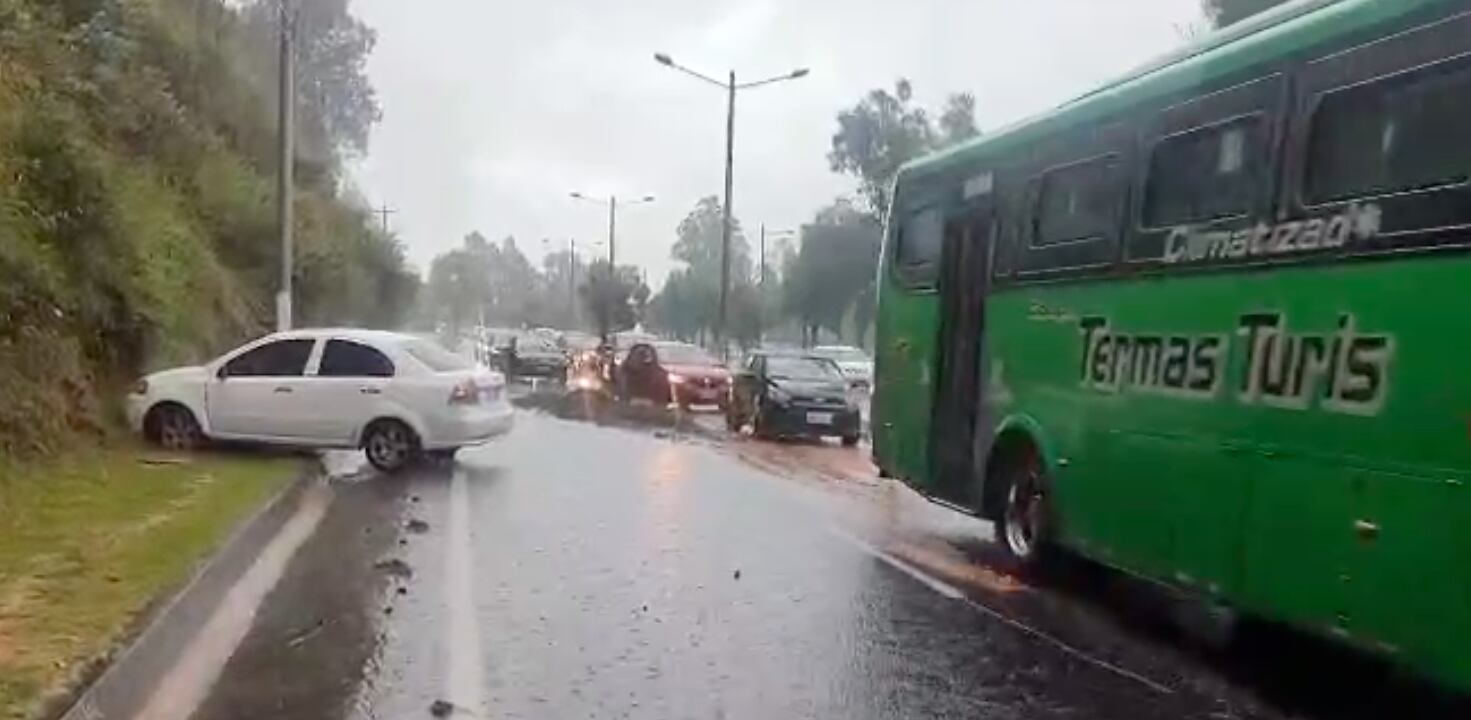 Deslizamiento de tierra afecta la autopista General Rumiñahui y deja un ...
