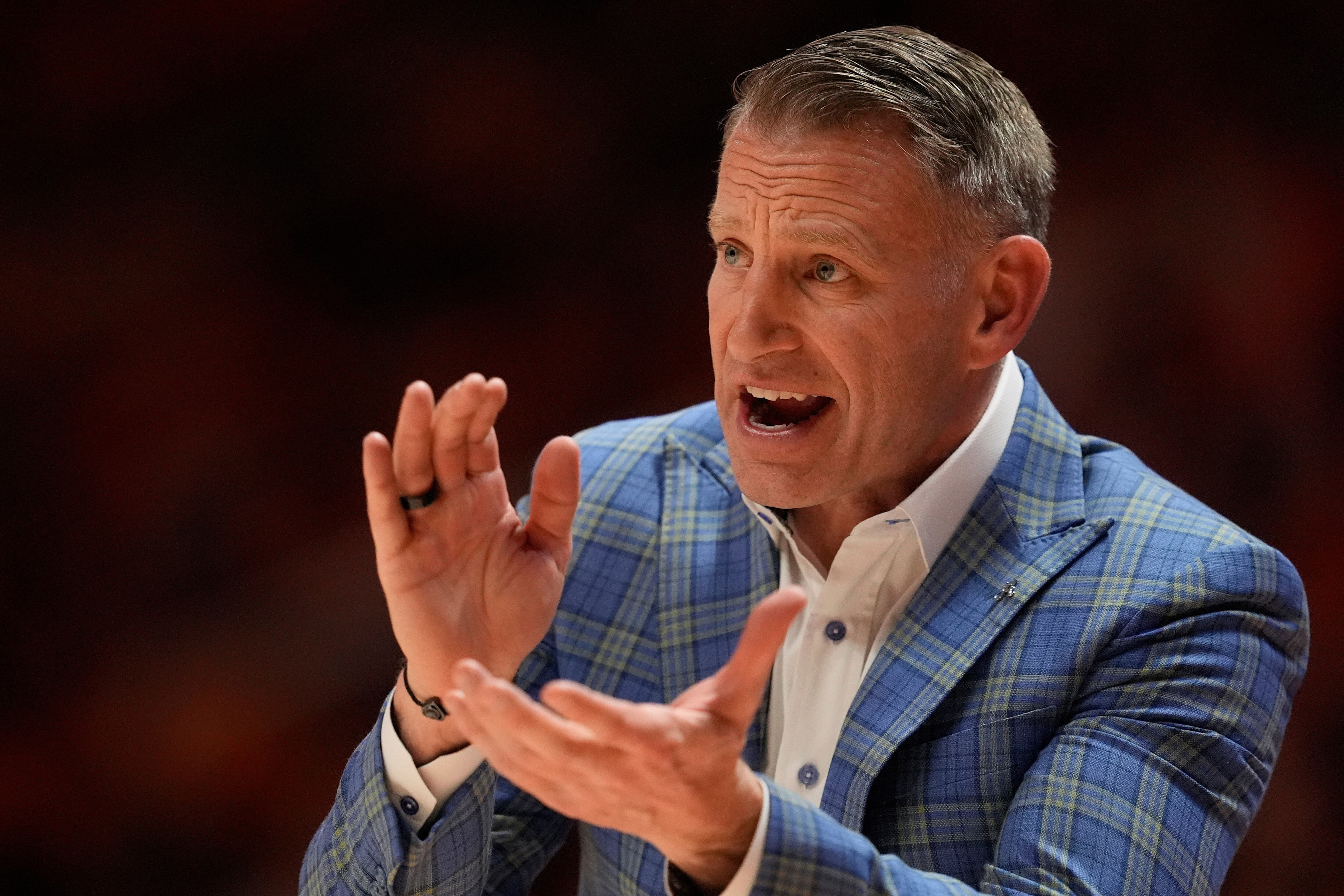 Alabama signs head men’s basketball coach Nate Oats to new contract