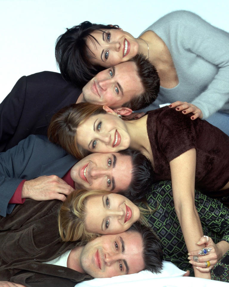 Lisa Kudrow says she was called 'the sixth Friend' on hit sitcom ...