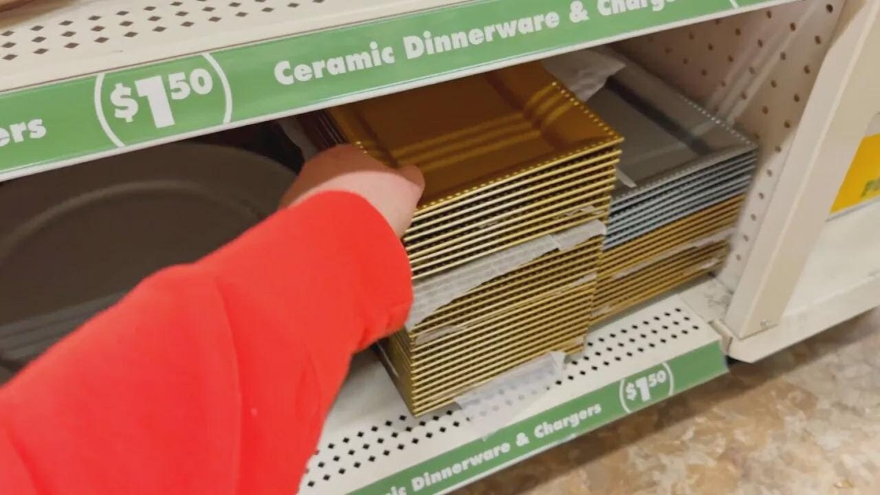 Metti un vassoio del discount sul divano: il trucco geniale che ti ...