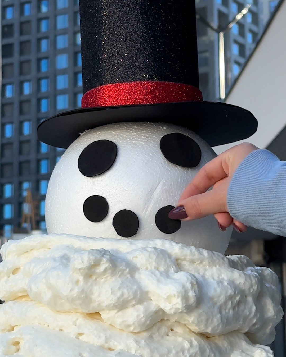 Transform your laundry basket into a cute snowman ⛄