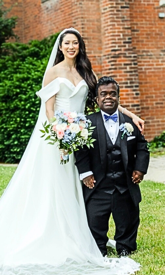 She married someone half her size 💍