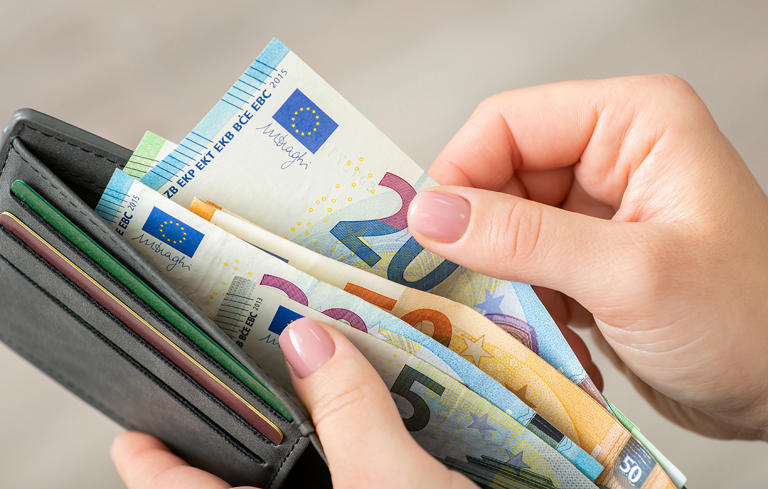 Καταβολές από e-ΕΦΚΑ και ΔΥΠΑ έως 30 Απριλίου – Ποιοι θα λάβουν χρήματα ...