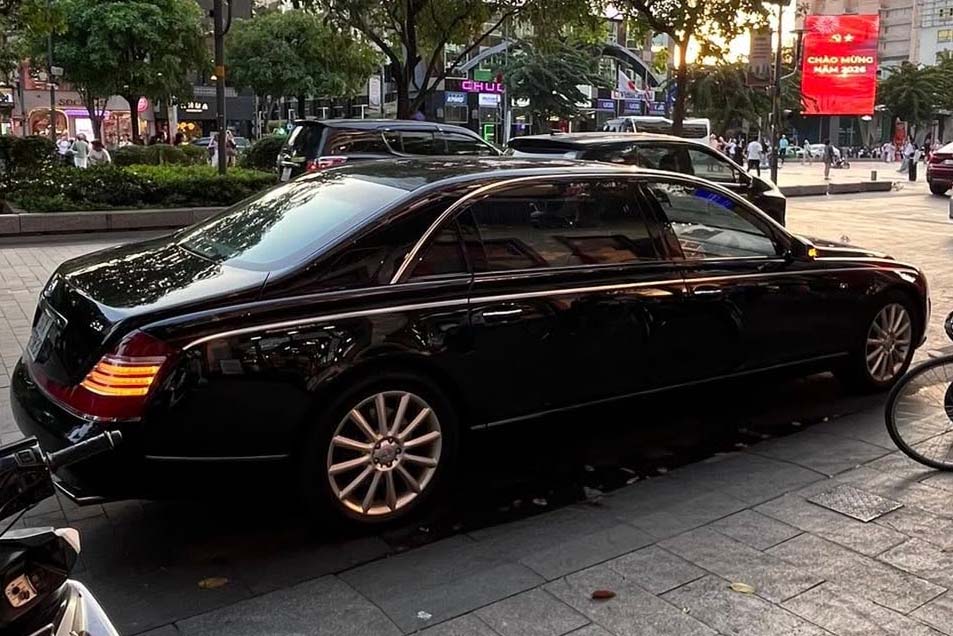 Maybach 62S hiếm gặp xuất hiện trên đường phố TPHCM