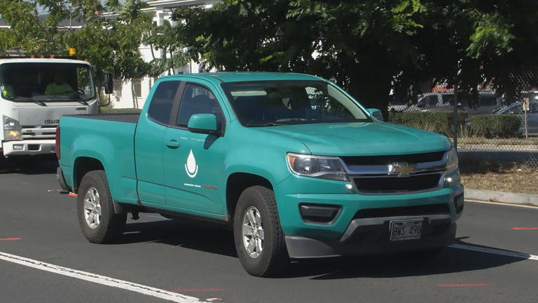 Crews work to repair water main break in Waipahu