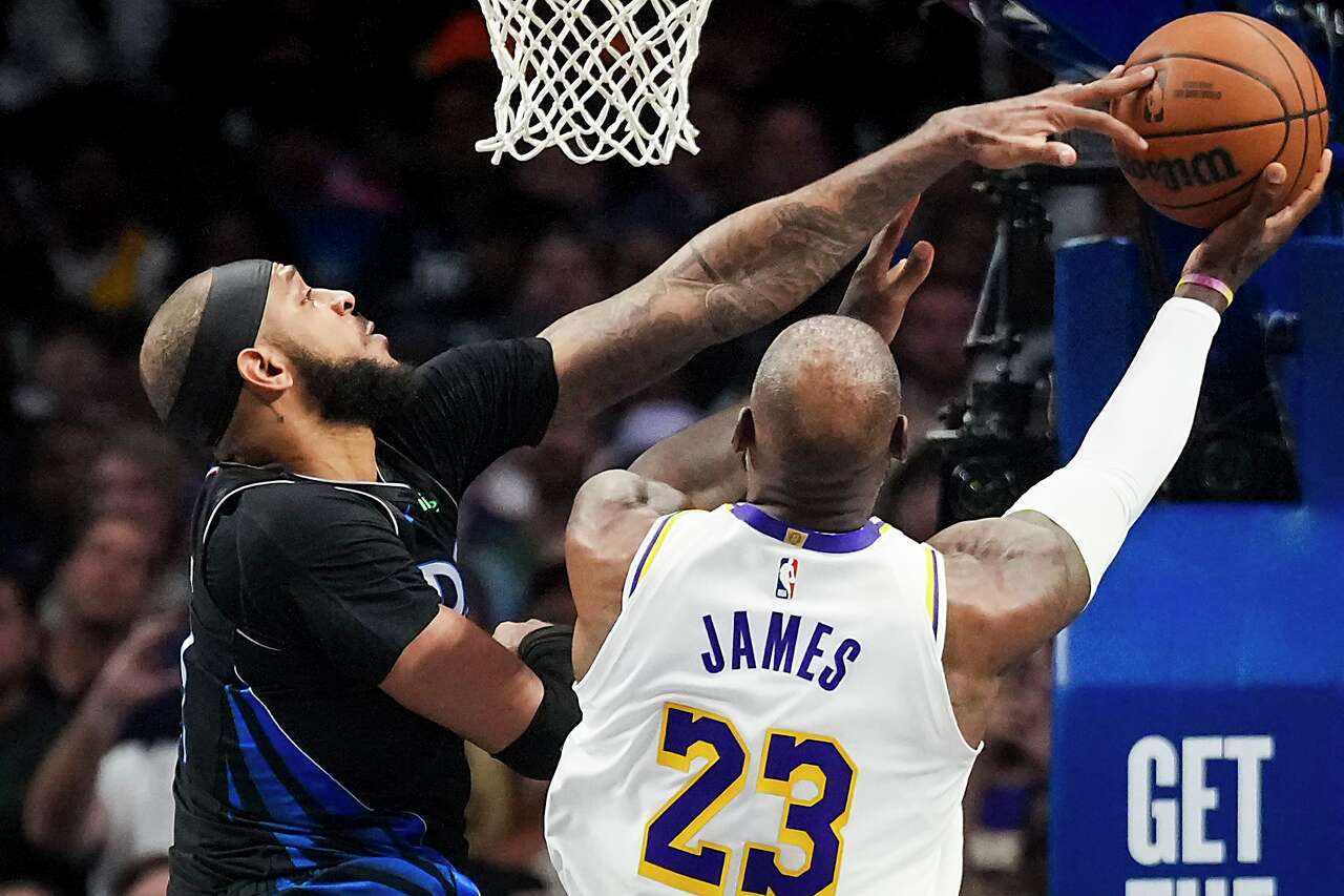 Mavericks' Daniel Gafford suffers another shoulder injury, exits game ...