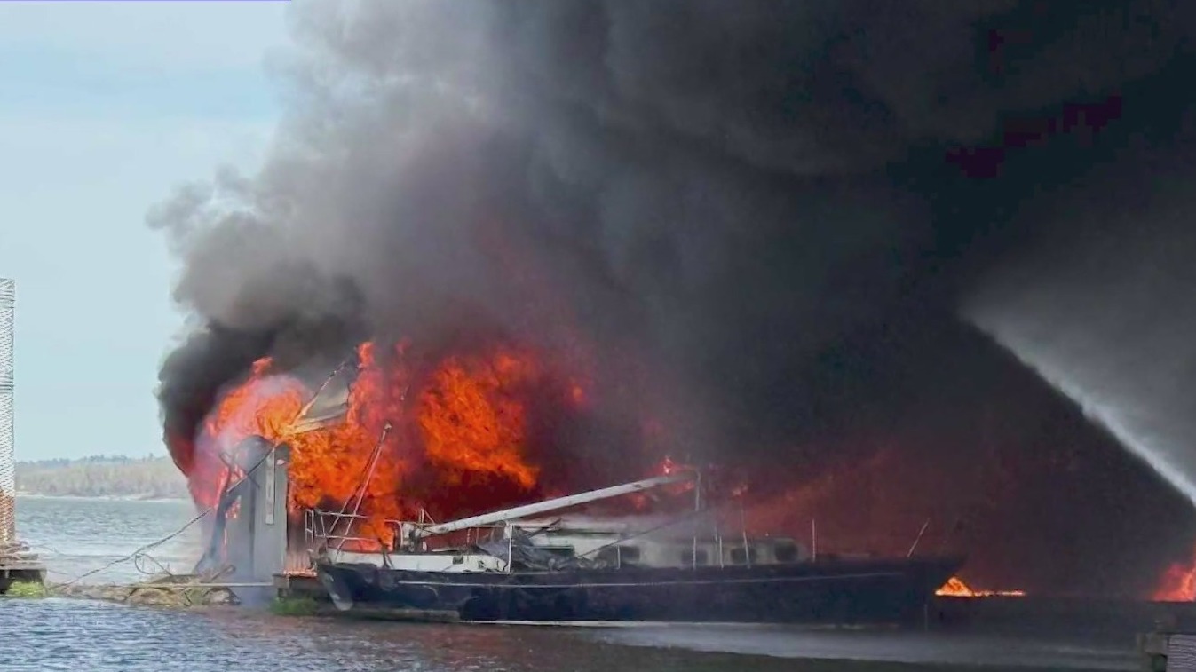 Multiple boats, docks catch fire on Columbia River near Rainier