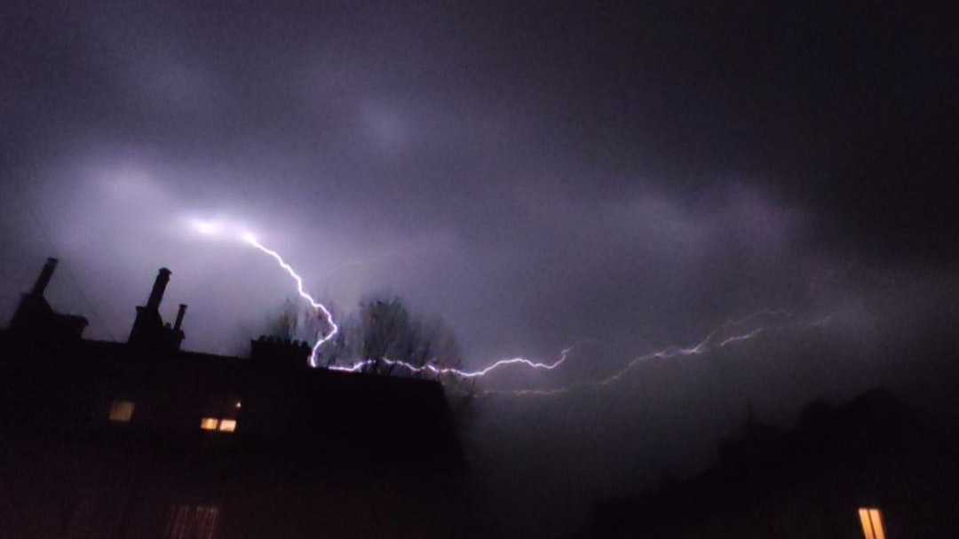 Blitz-Show am Himmel! Spektakuläres Gewitter über Wien