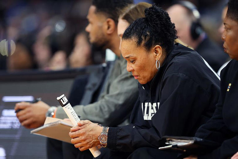 UCLA gana un histórico título de la NCAA mientras que Dawn Staley ...