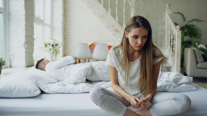10 relationship red flags a woman should never ignore in a partner