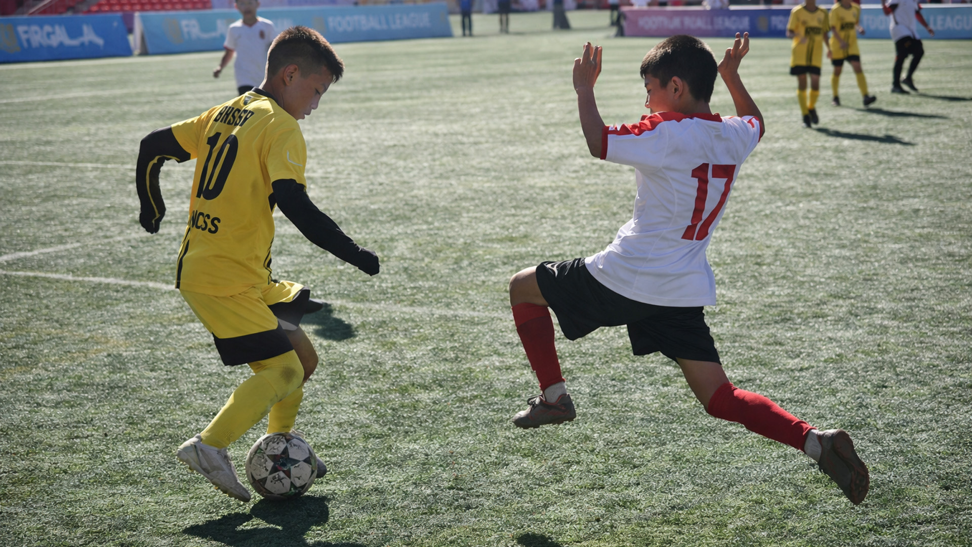 This kid defends like Ramos with a flying kick