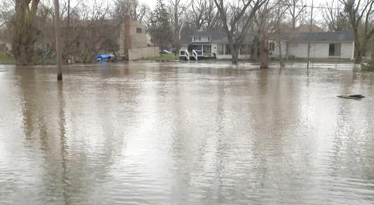 Grand Blanc residents begin cleanup after weekend flooding