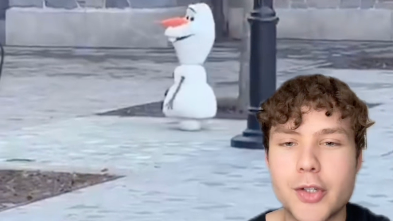 Olaf robot steals the spotlight at Disneyland Paris