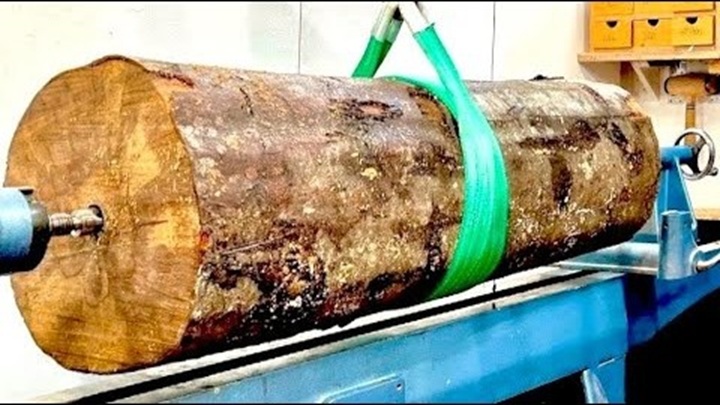 Mira lo que pasa cuando pone el tronco más grande del taller en el torno