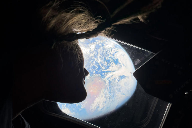NASA crew heads back to Earth after record trip around moon
