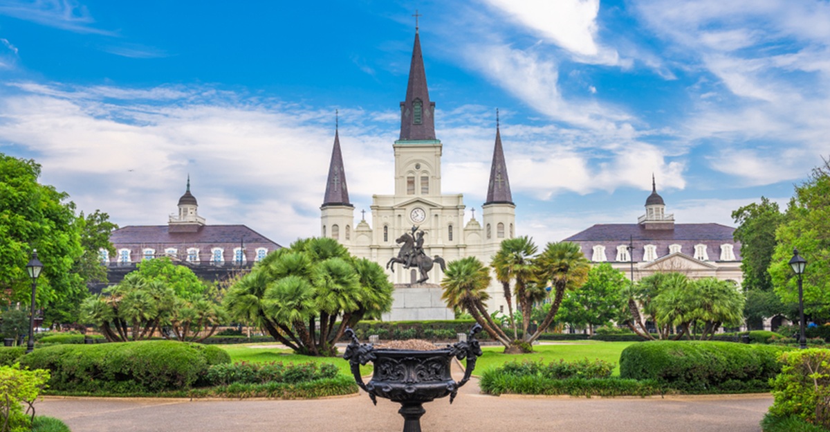 15 historic courthouses, inns, and town squares worth pulling over for
