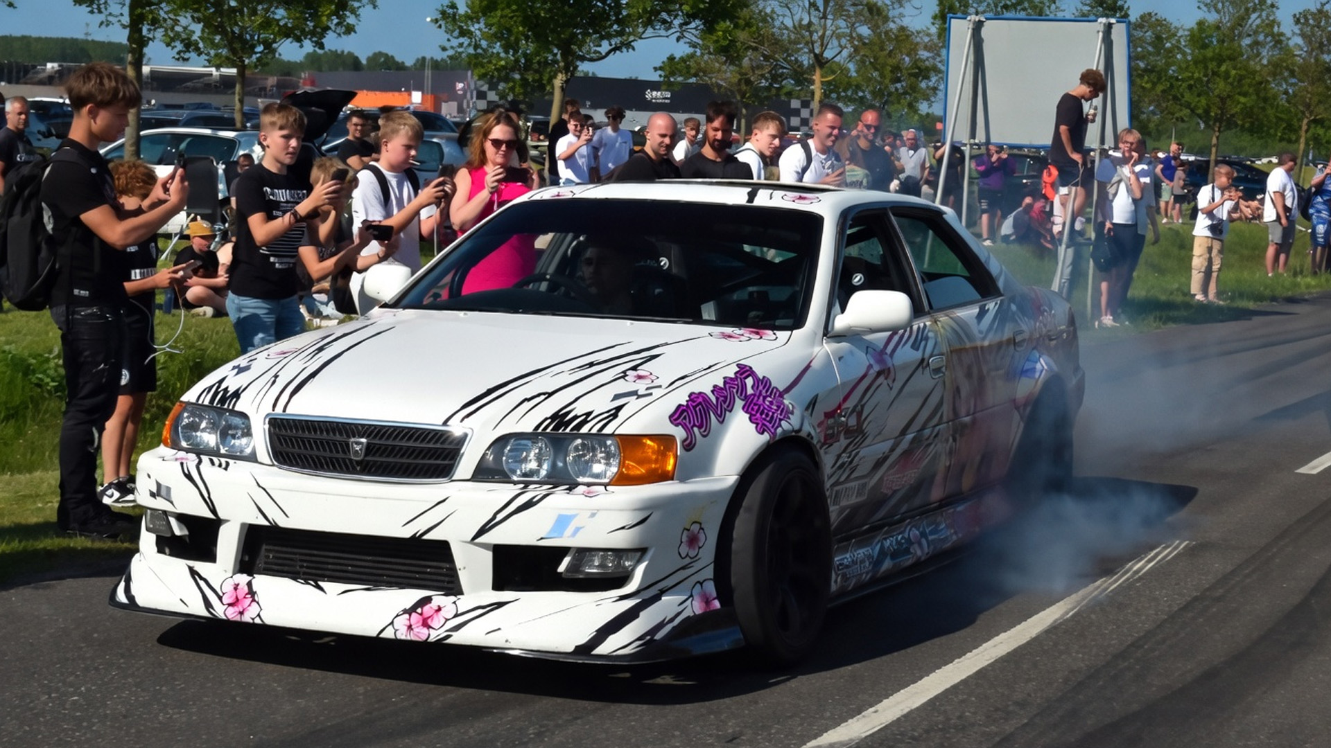 Toyota Chaser anime wrap does wild burnout for crowd