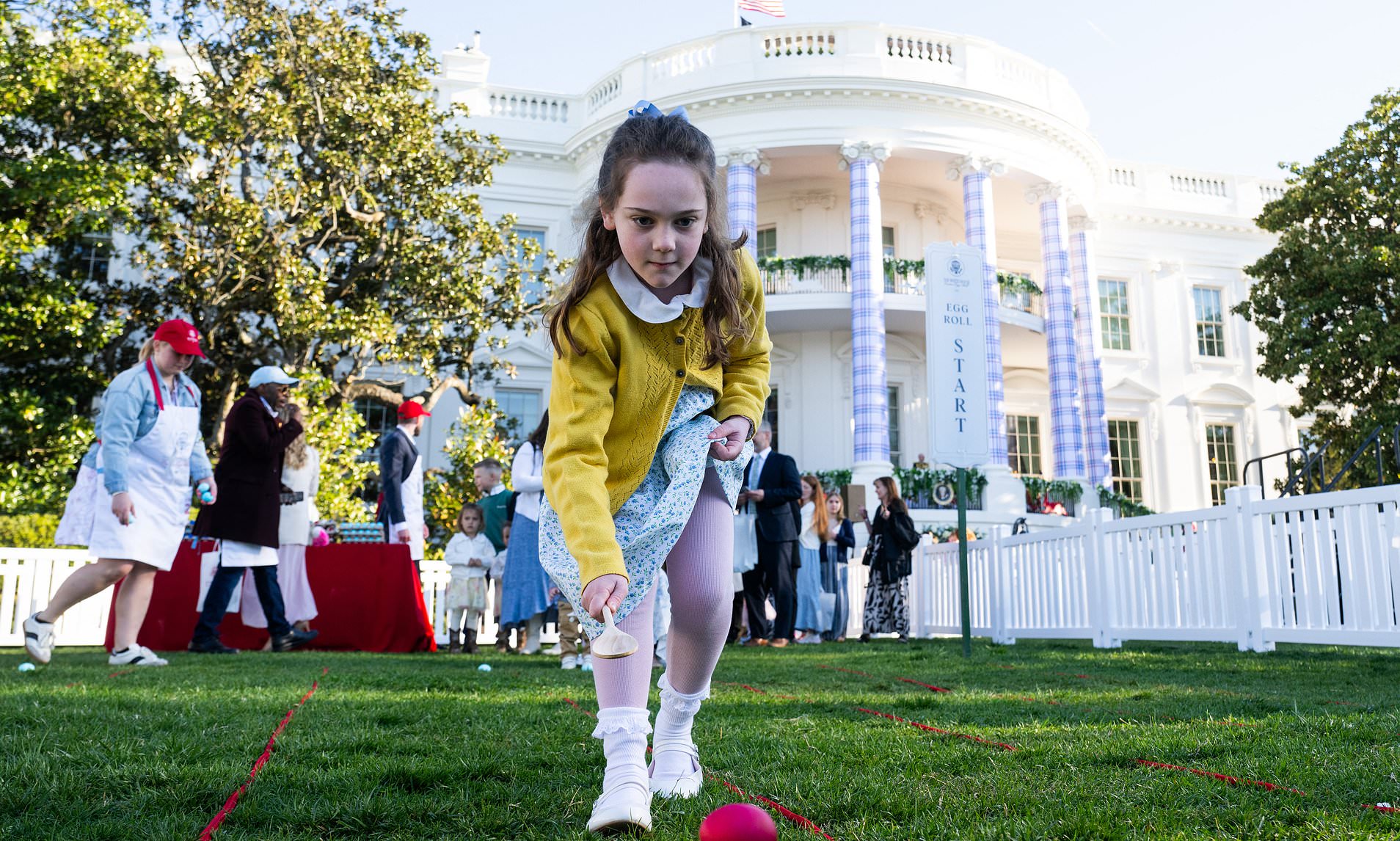 Pastels, patriotism and Diet Coke: Thousands descend on Trump's White ...