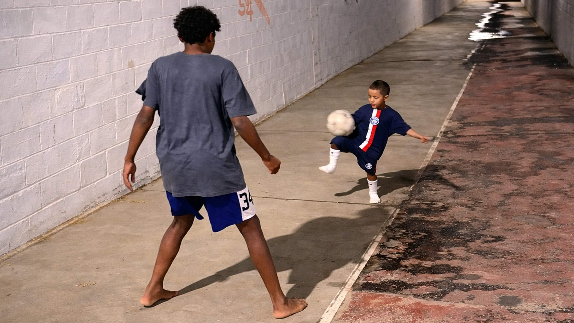 This kid juggles like a pro player