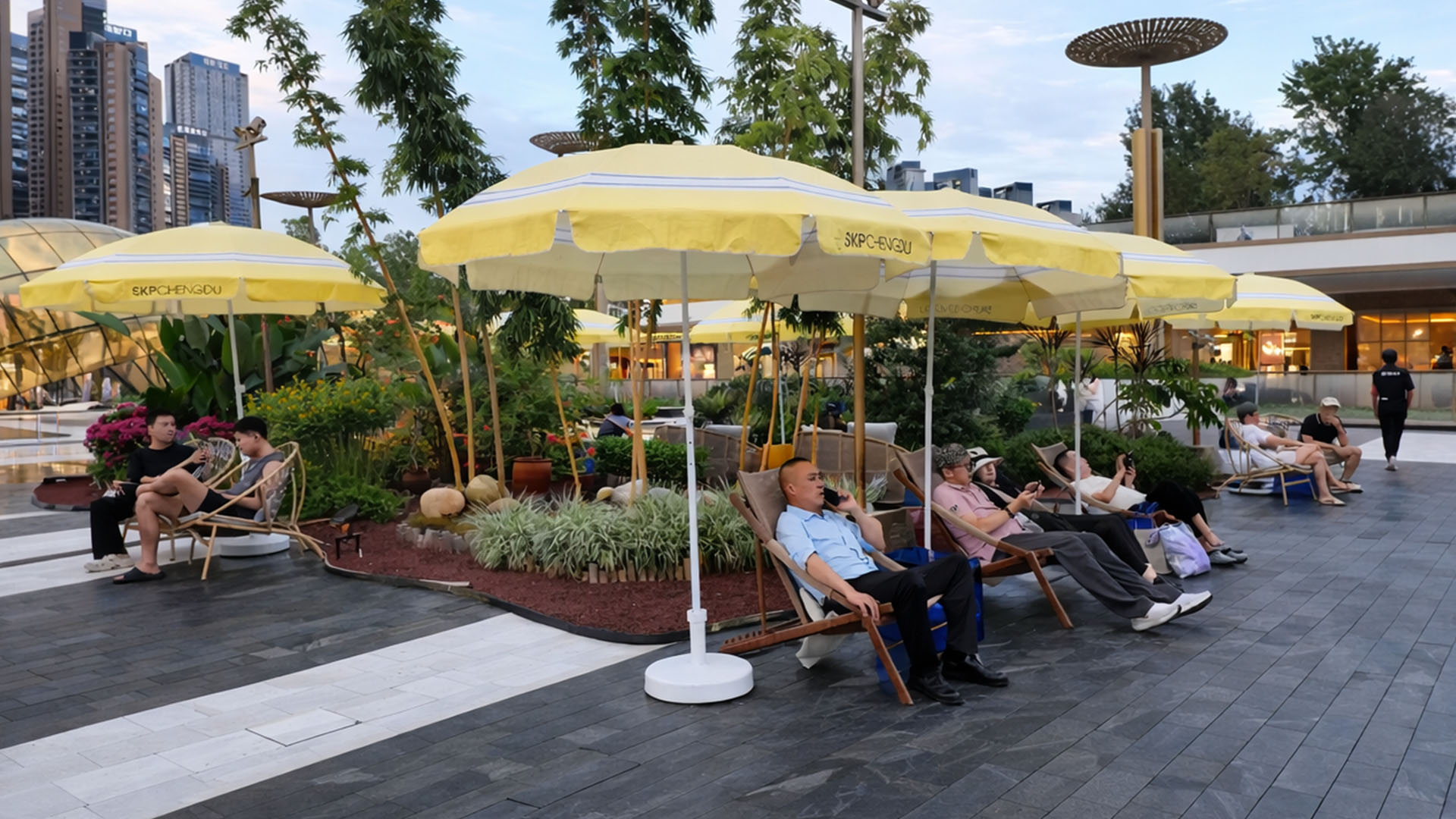 A comfortable rest area appears within a modern mall in China