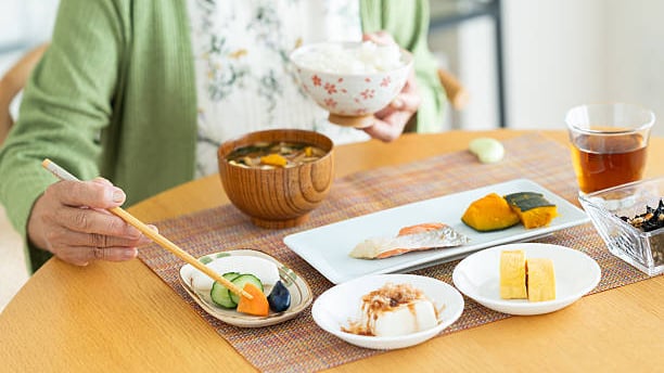 食べる時間を整えるだけで、体はどう変わる?