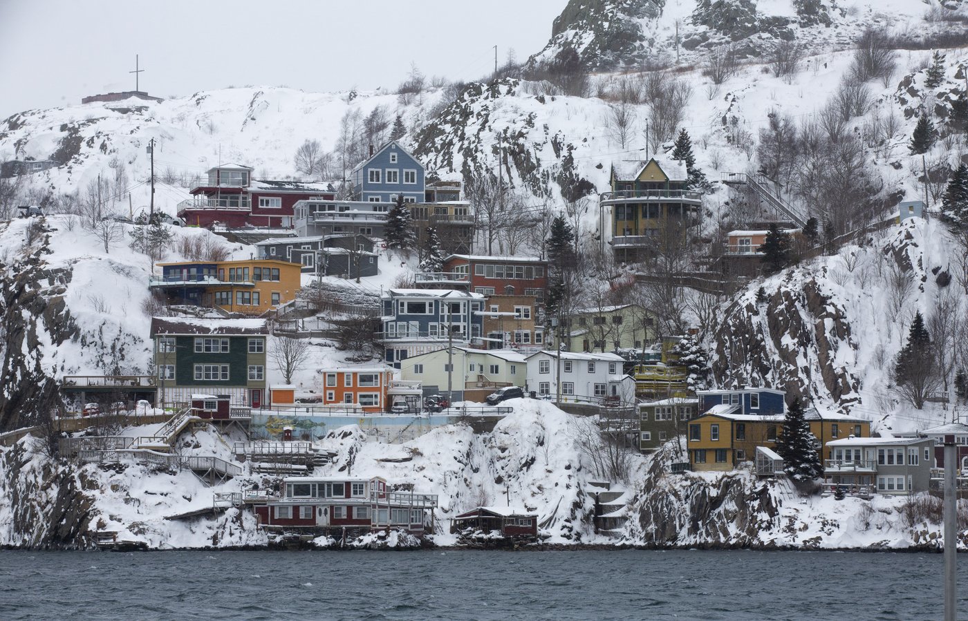 Tale of flight stuck on 'freezing Canadian island' gets warm laughs in ...