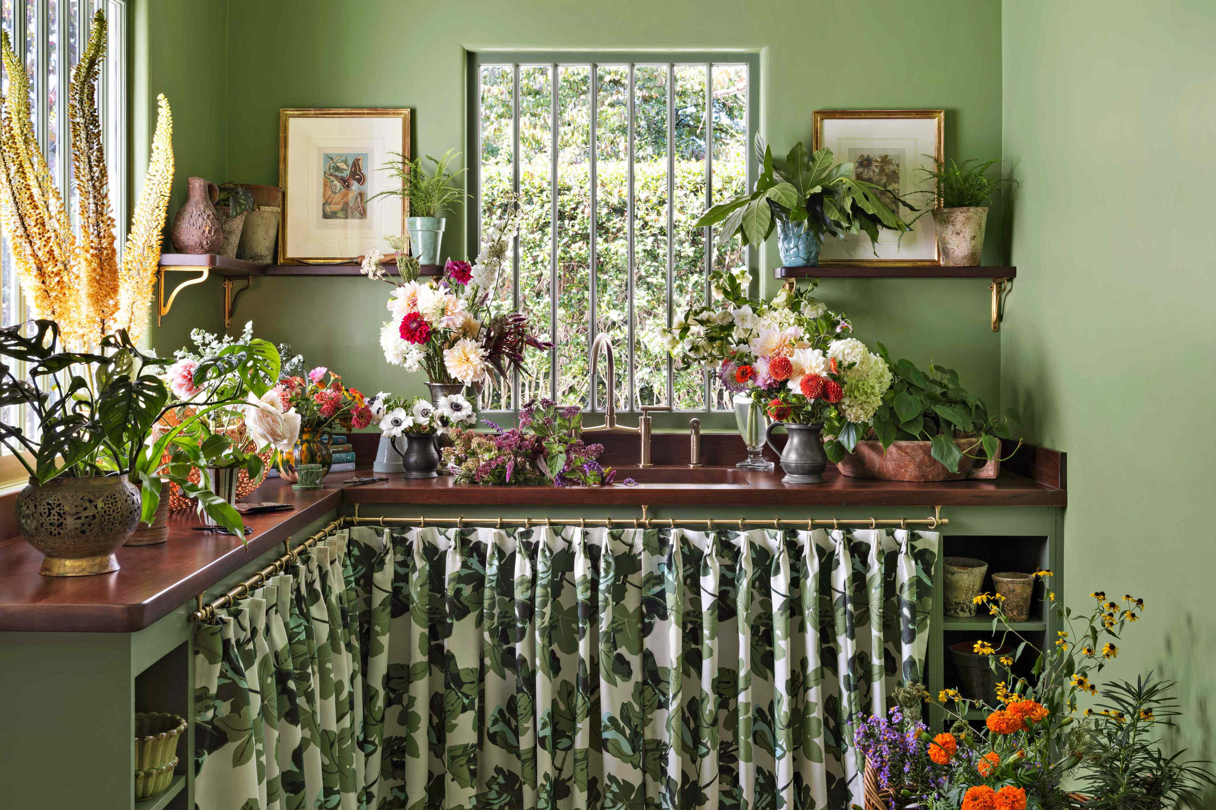 How a 'bloom room' can transform your home into a calm, flower-filled ...