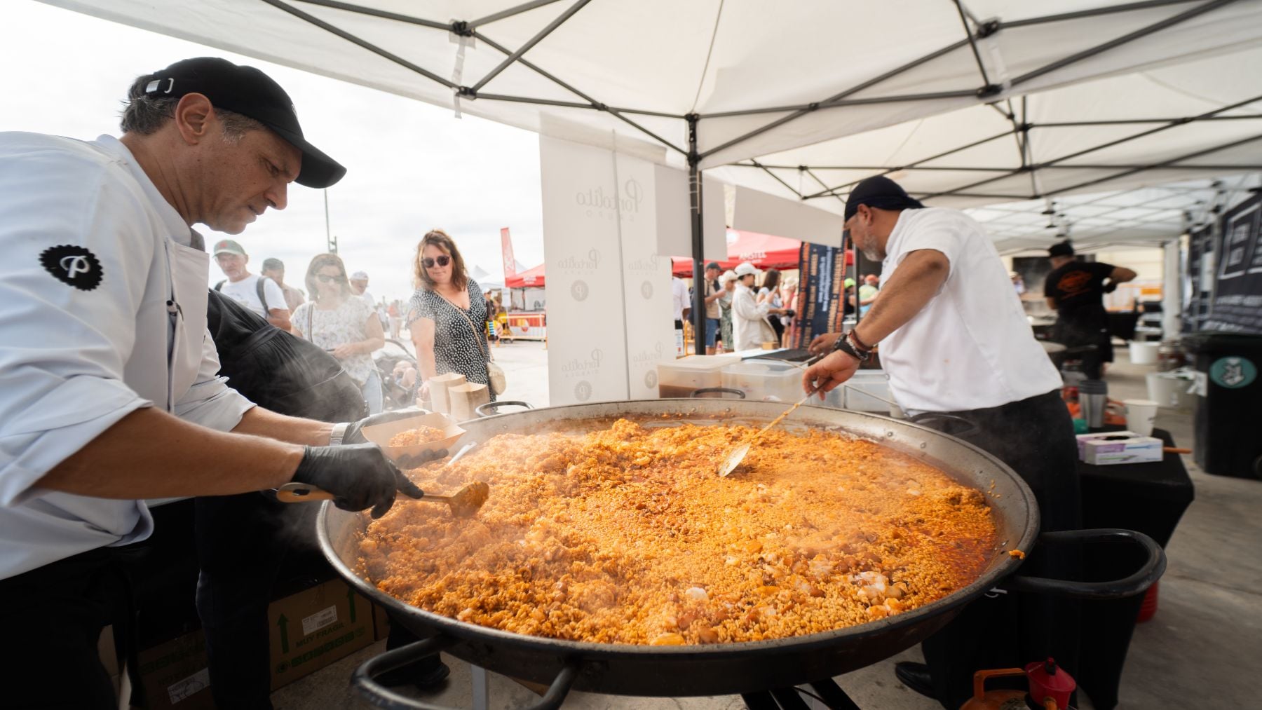 Los chefs valencianos coinciden: para hacer la paella no hay que echar ...