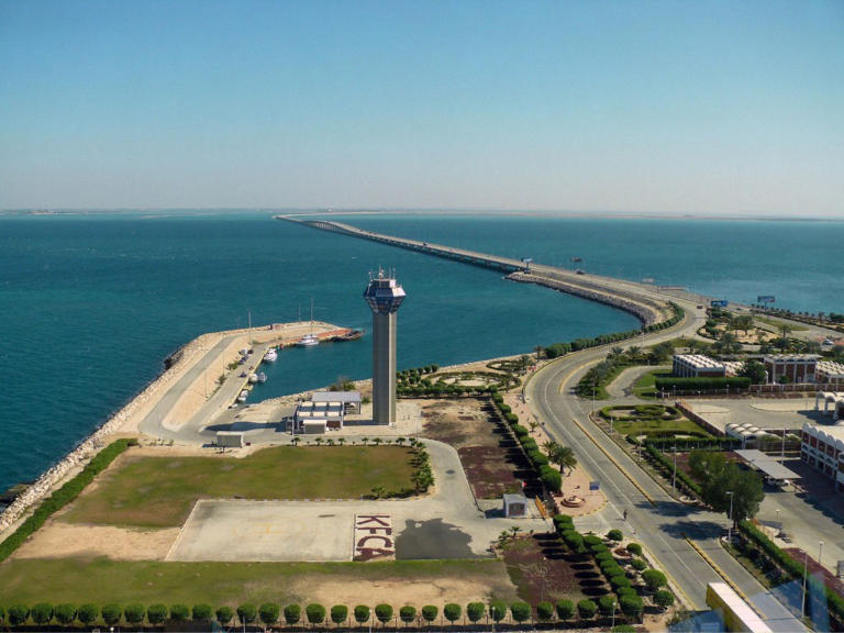 Vital 15-mile bridge linking Saudi Arabia to Bahrain closed over ...