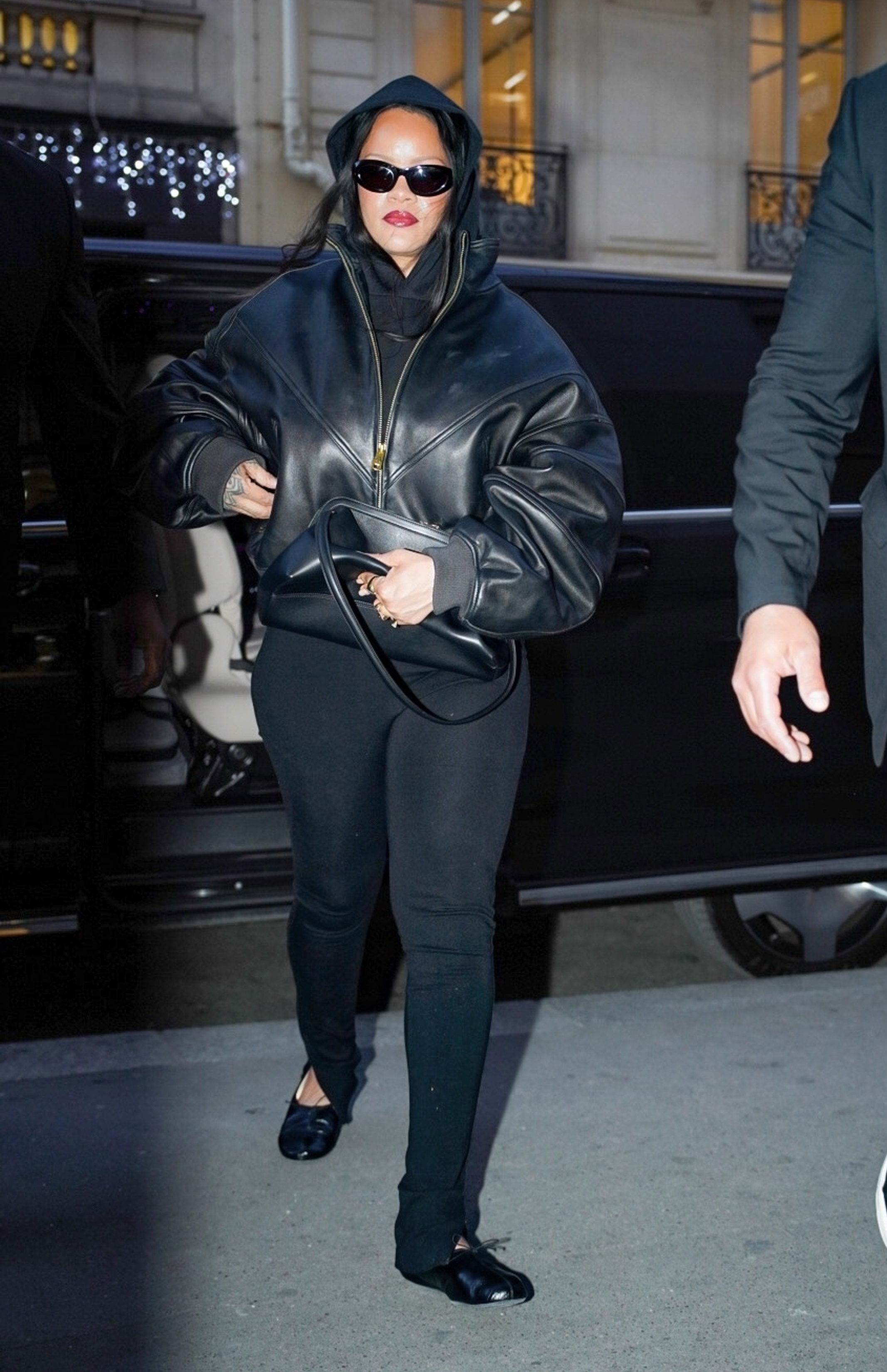Rihanna wears her leggings the ballet dancer way—with the high-vamp ...
