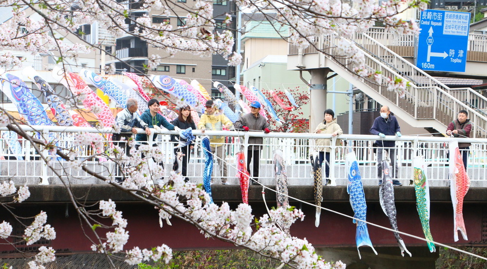 今年もお目見え! 新1年生を待つこいのぼり 長崎・西浦上小そばの浦上川、春の風物詩