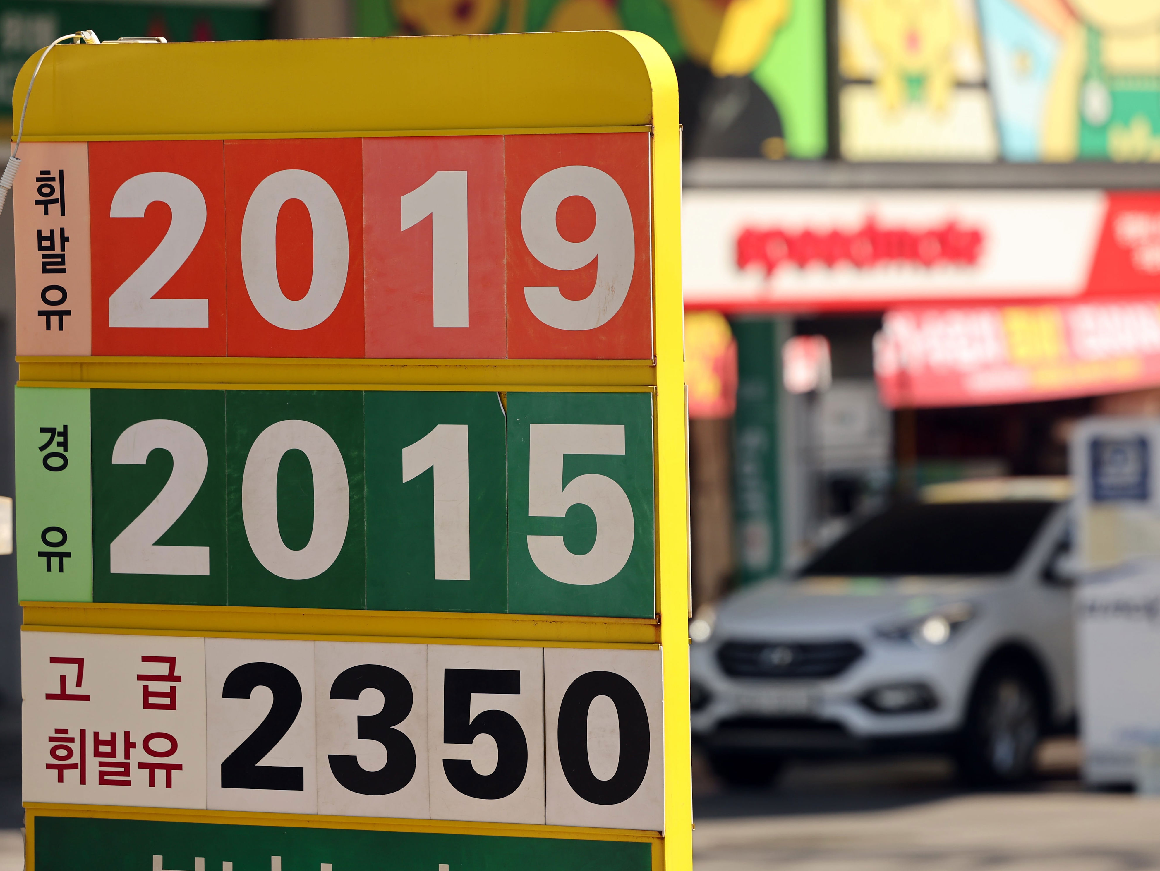 Seoul gasoline prices surpass 2,000 won mark