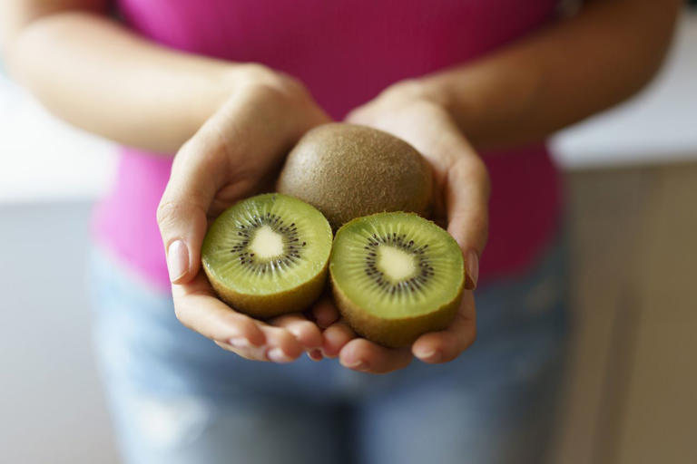 What happens to your sleep health when you eat two kiwis before bed