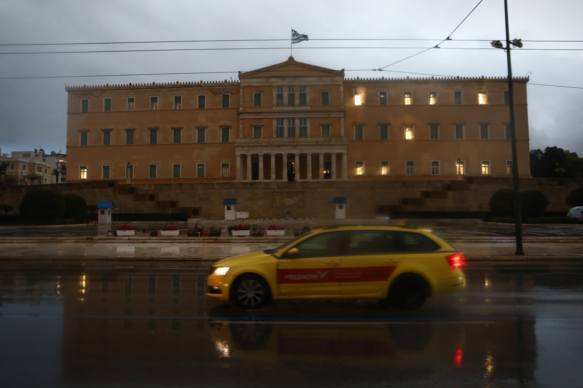 Οι ξένοι φταίνε που μας ζηλεύουν